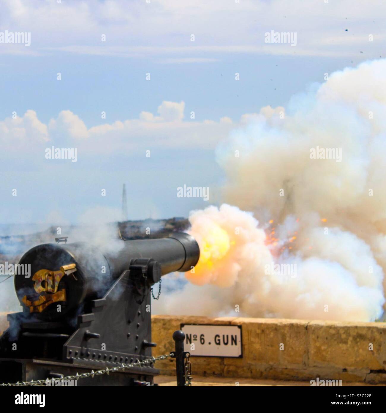 Cannons fire hi-res stock photography and images - Alamy