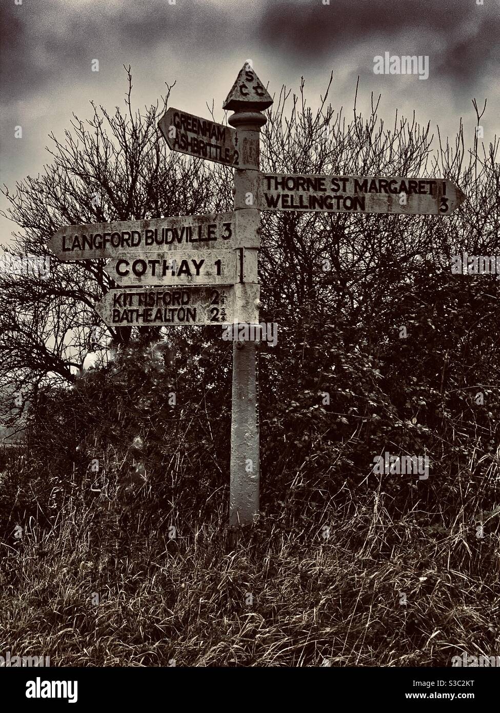 Multi directional sign hi-res stock photography and images - Alamy