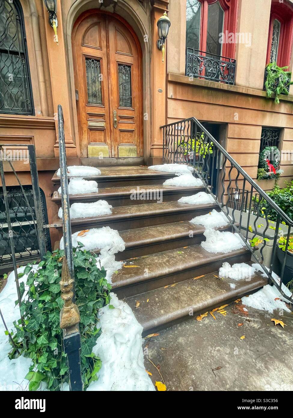 Stoop brownstone hi-res stock photography and images - Alamy