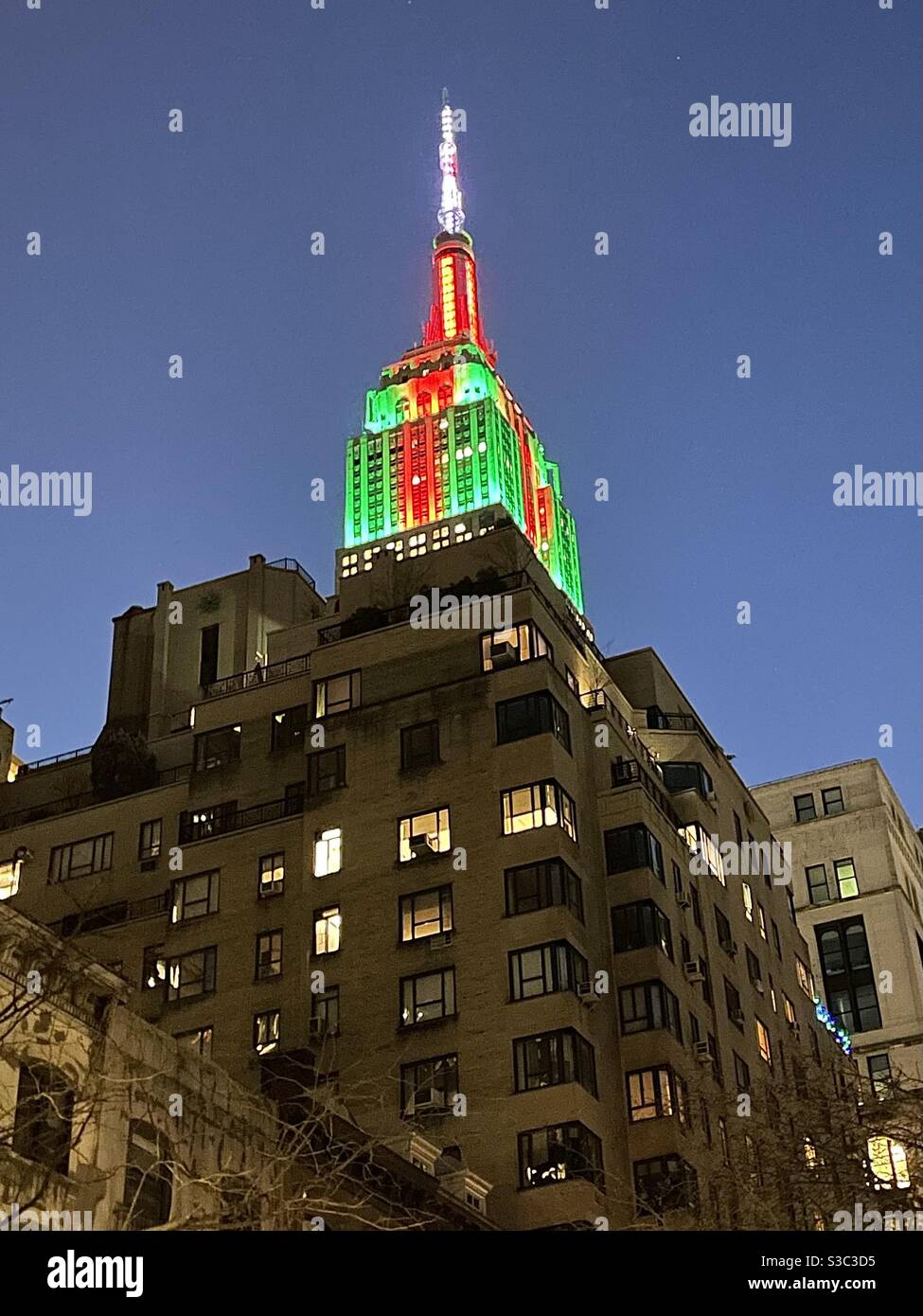 The Christmas themed lights on the top of the Empire State building ...
