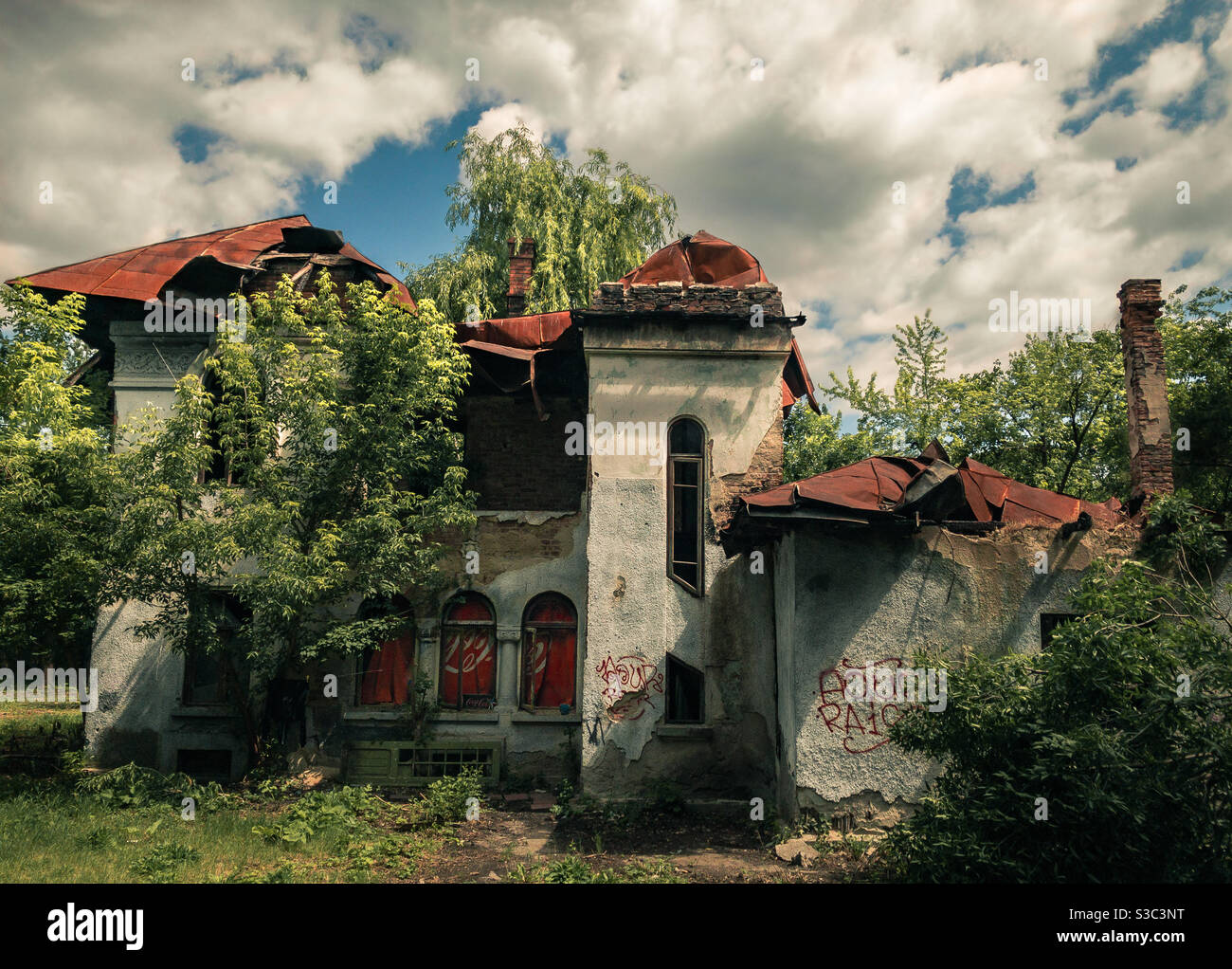 Modern manor house hi-res stock photography and images - Alamy