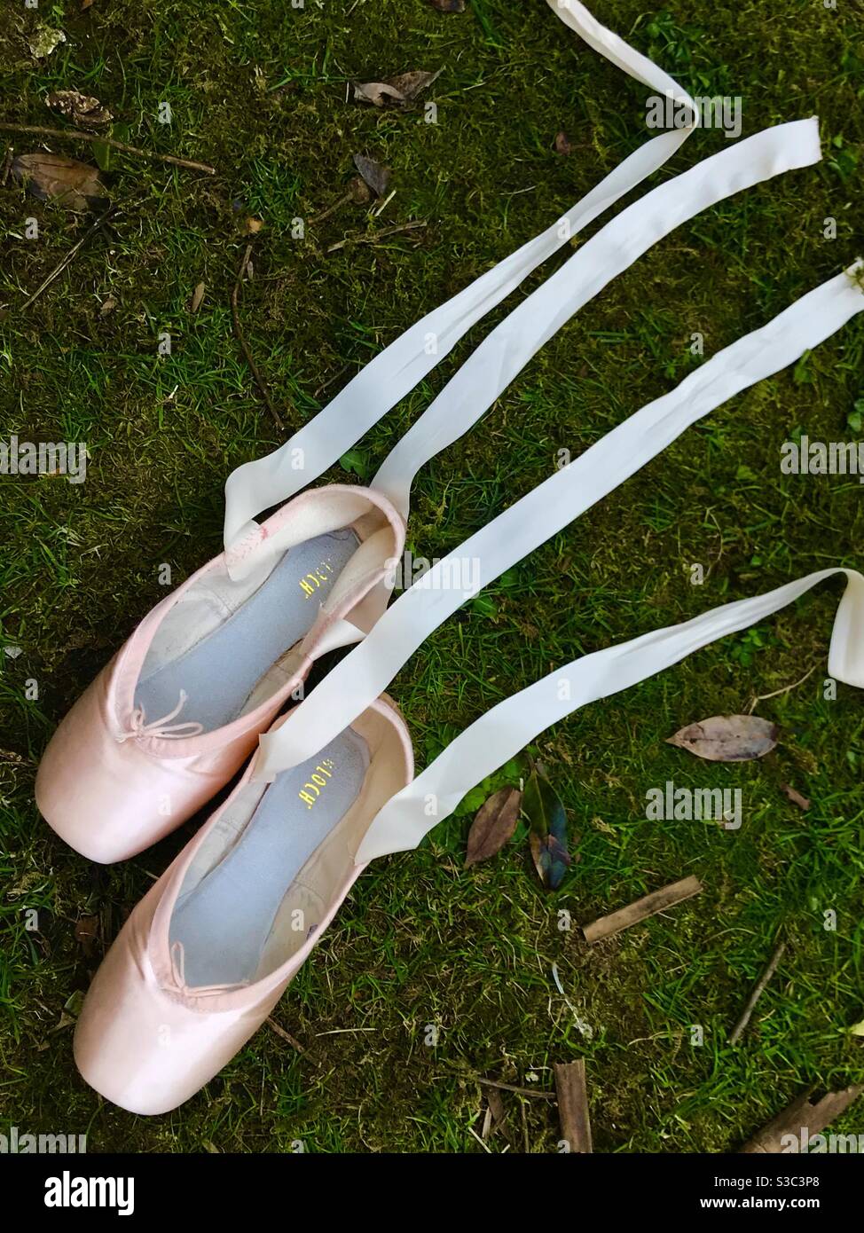 Pointe shoes ribbons hi-res stock photography and images - Alamy