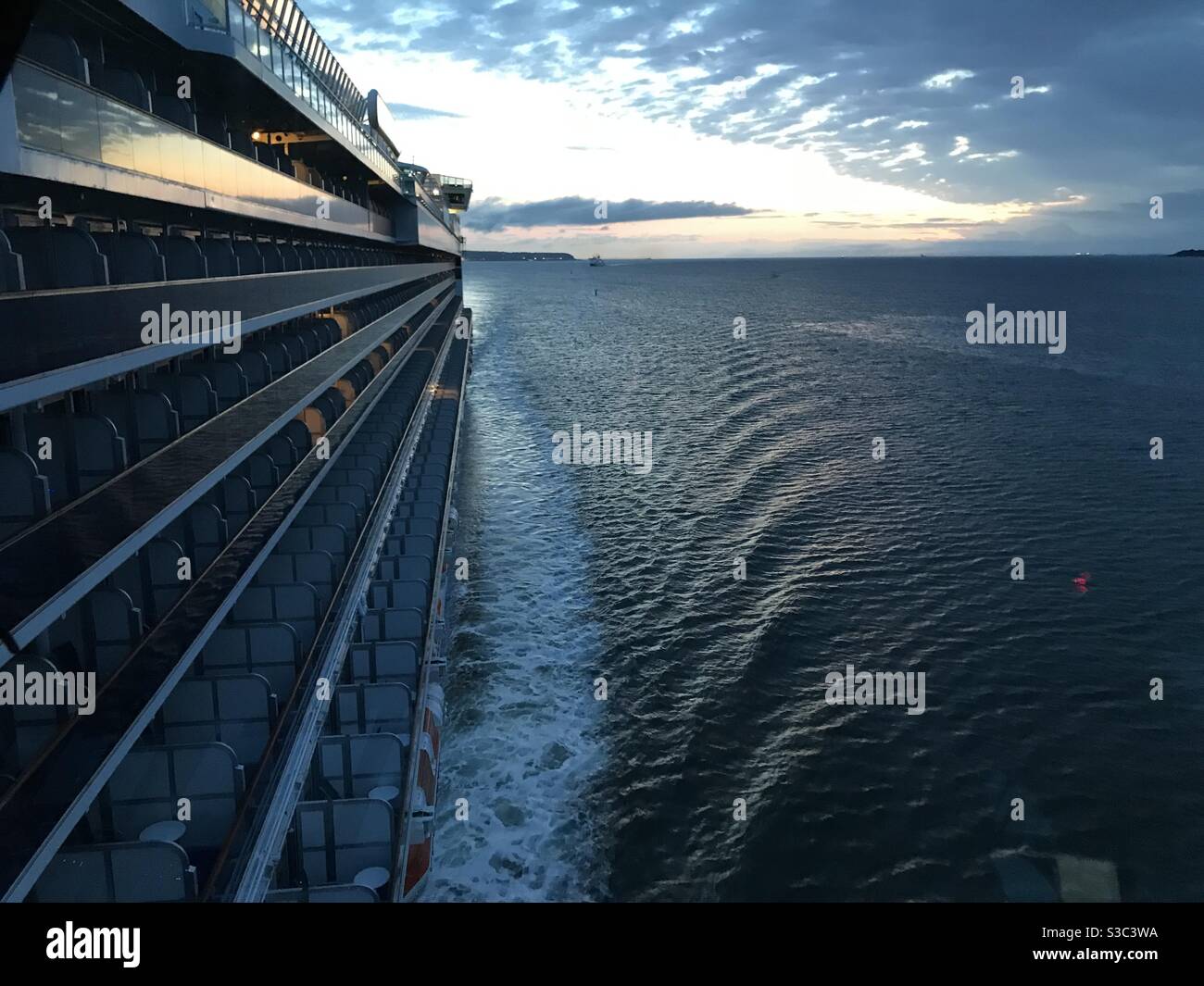 Ship inbound hi-res stock photography and images - Alamy
