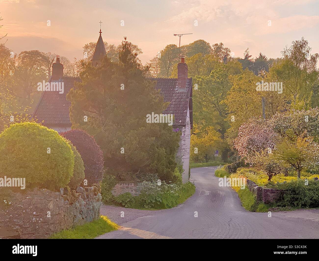 Pretty english village hi-res stock photography and images - Alamy