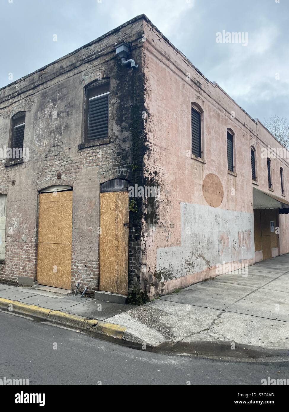 Abandon corner building Stock Photo - Alamy