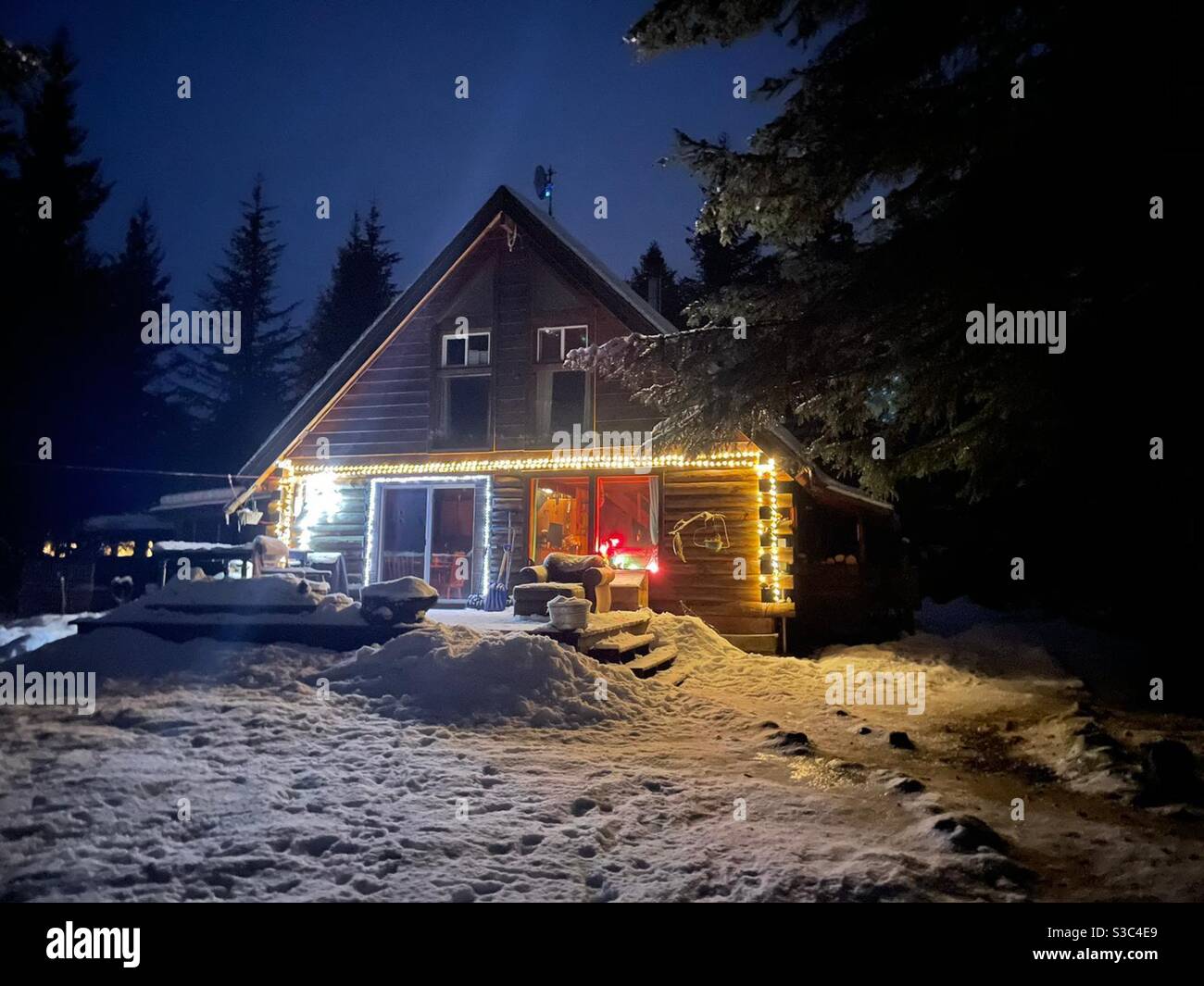 Snow log cabin home alaska hi-res stock photography and images - Alamy