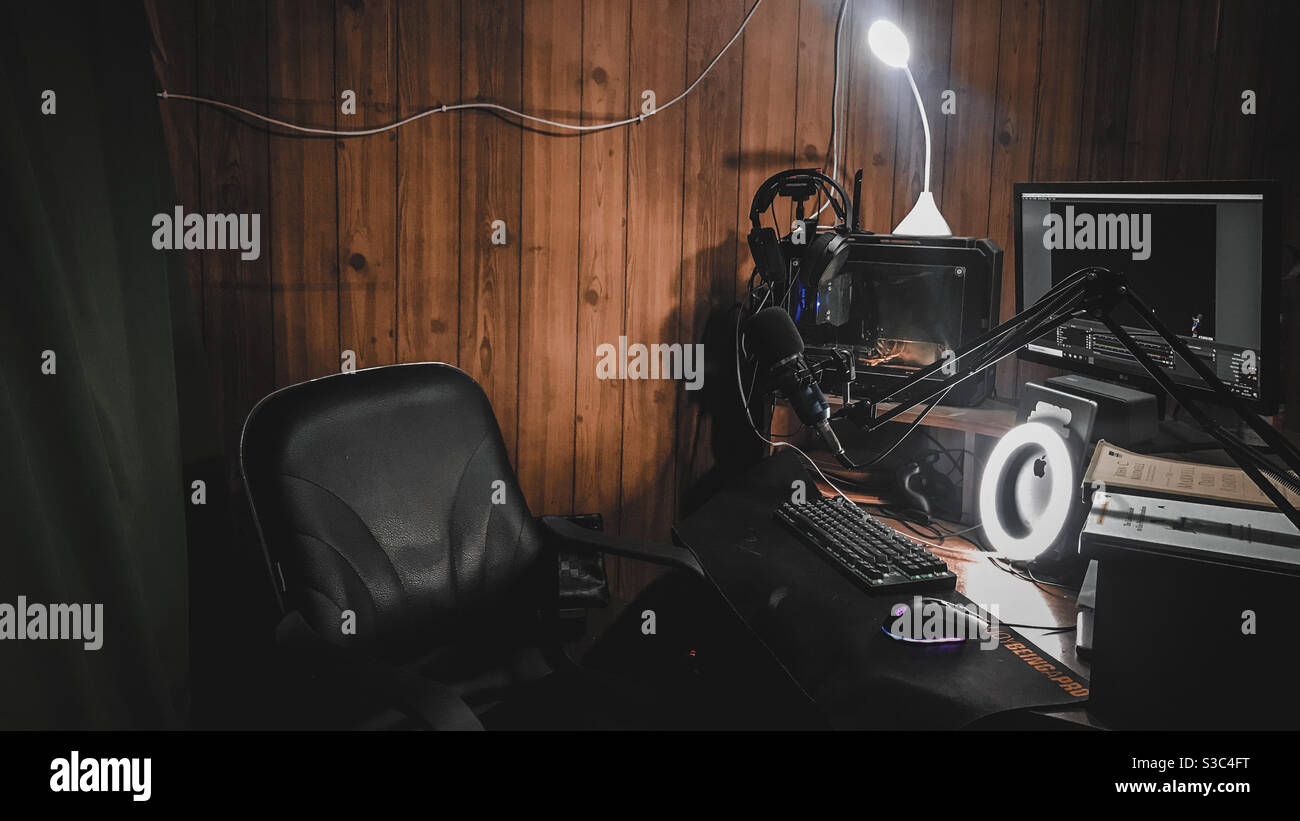 Messy desk hi-res stock photography and images - Alamy