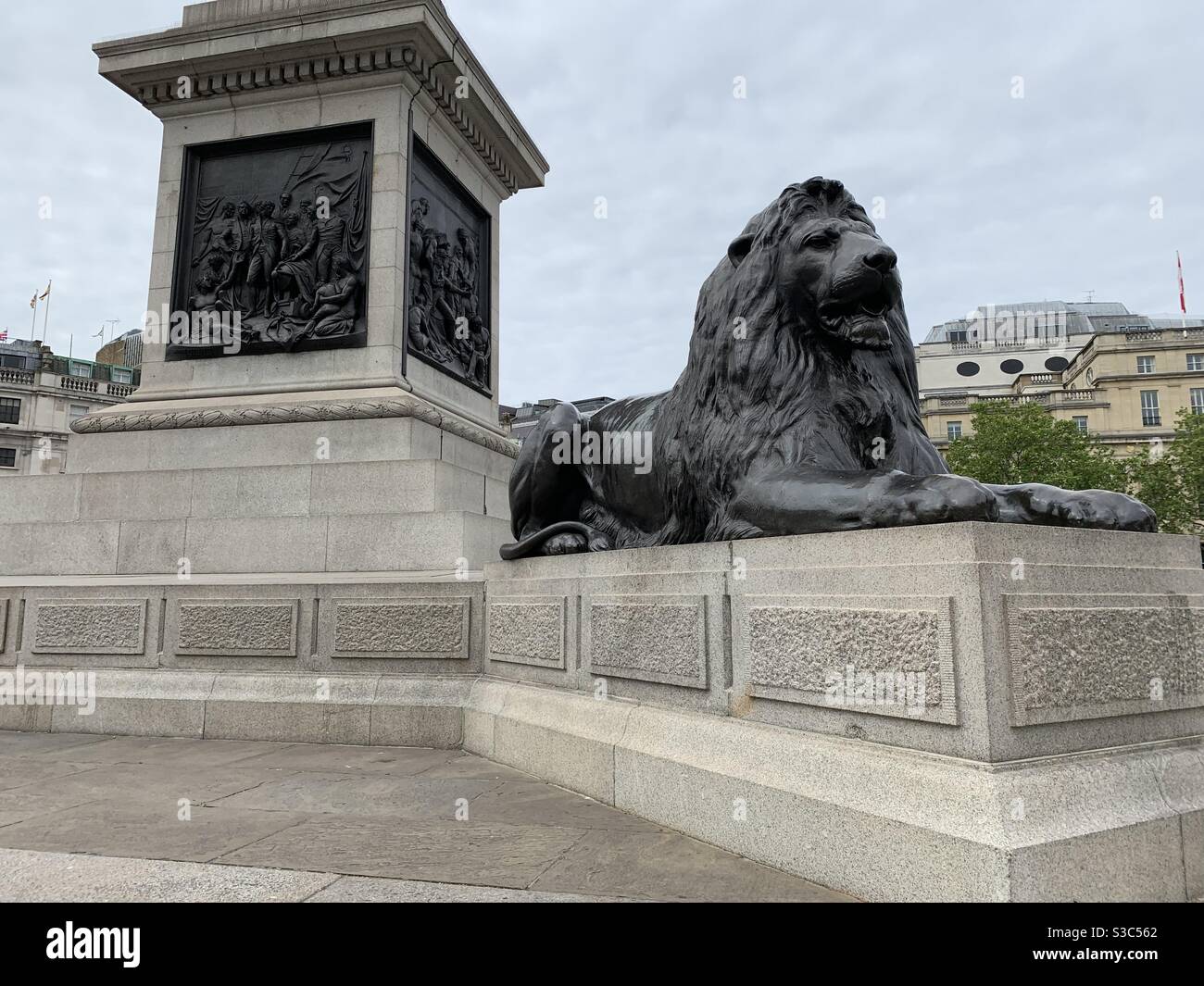 Trafalgar square lion statue hi-res stock photography and images - Alamy