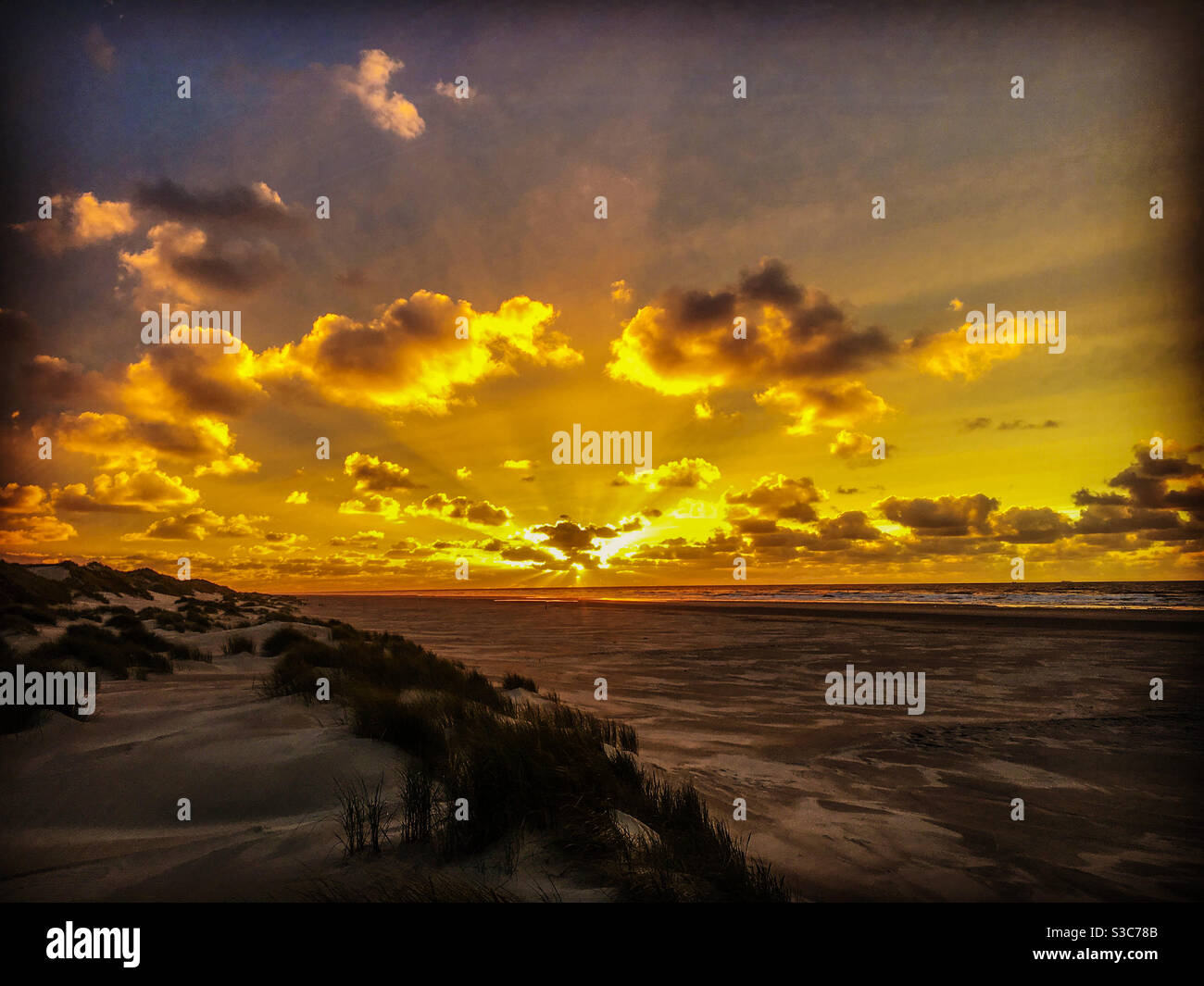 Epic golden sunset over ocean Stock Photo - Alamy