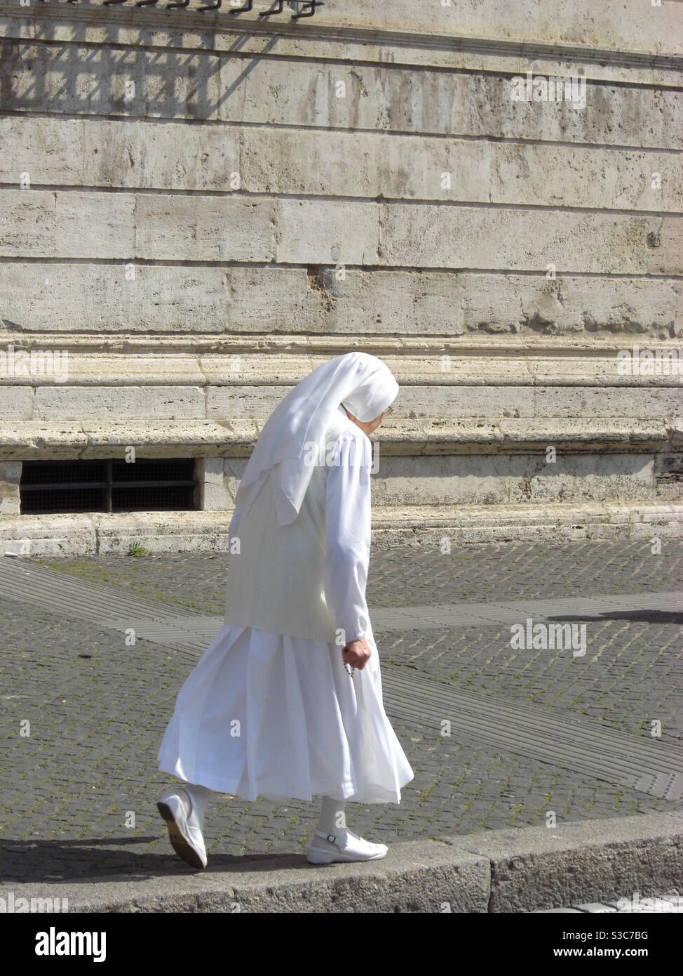 Nun praying with rosary hi-res stock photography and images - Alamy