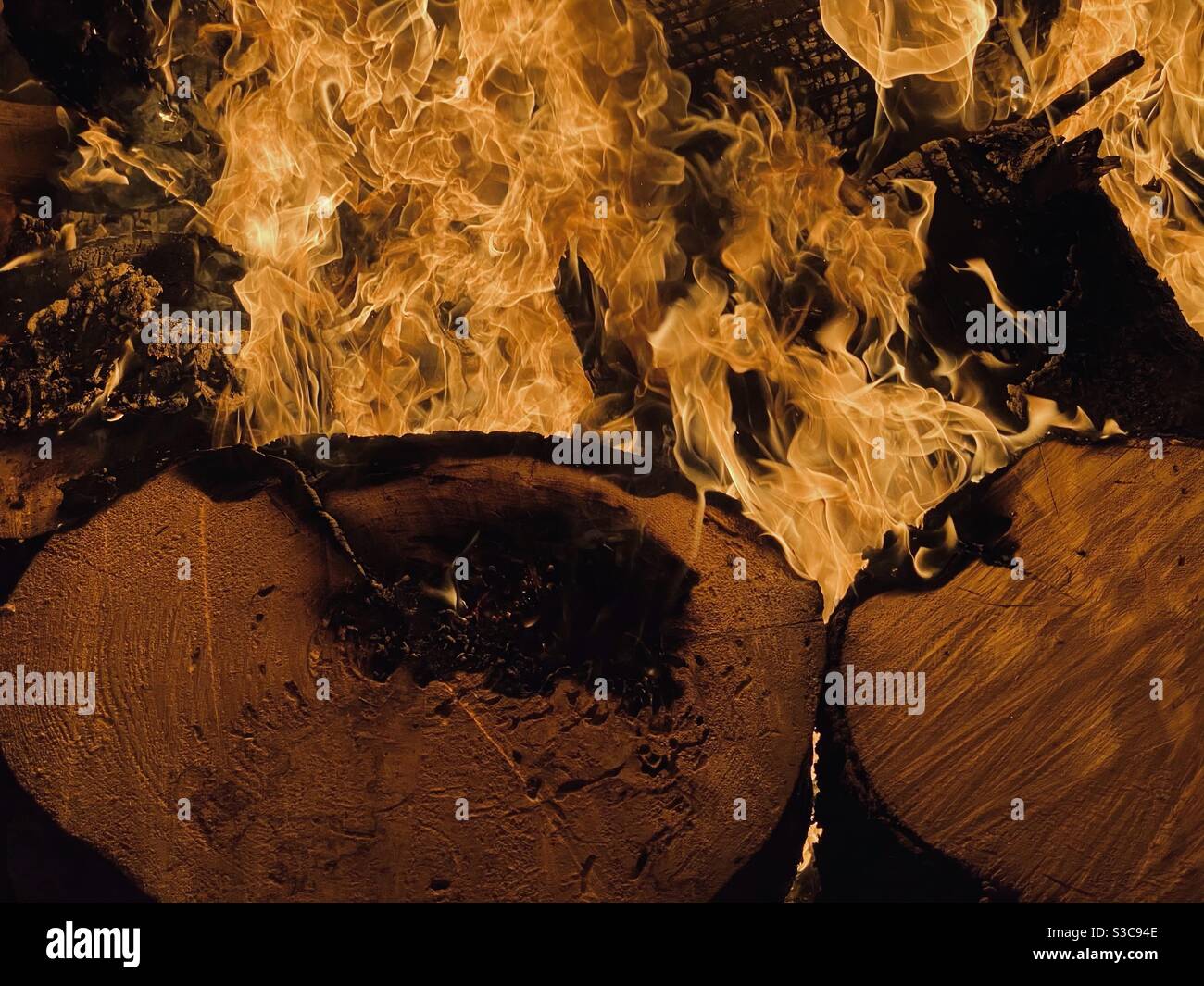 Roaring fire background hi-res stock photography and images - Alamy