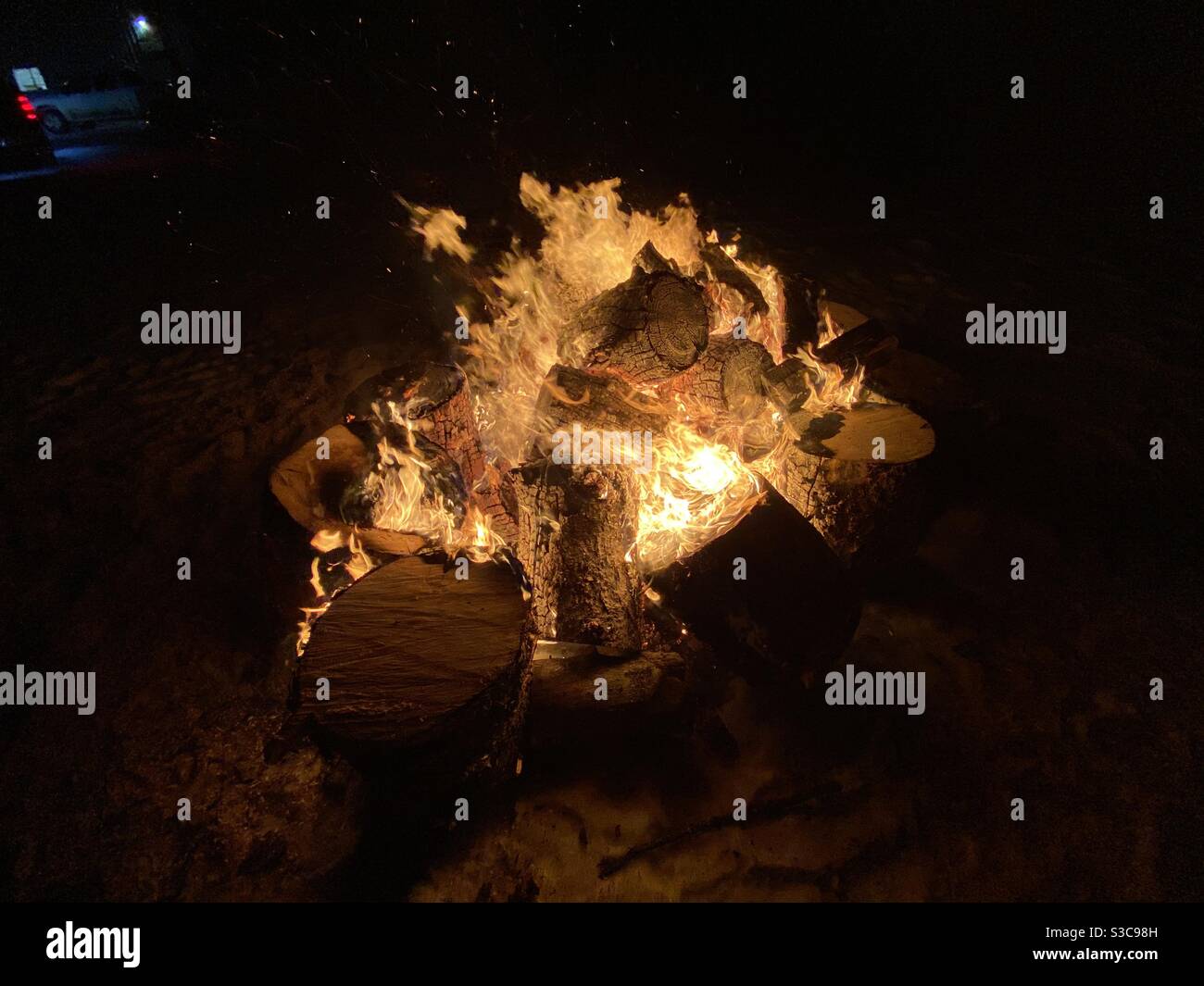 Campfire night bonfire hi-res stock photography and images - Alamy