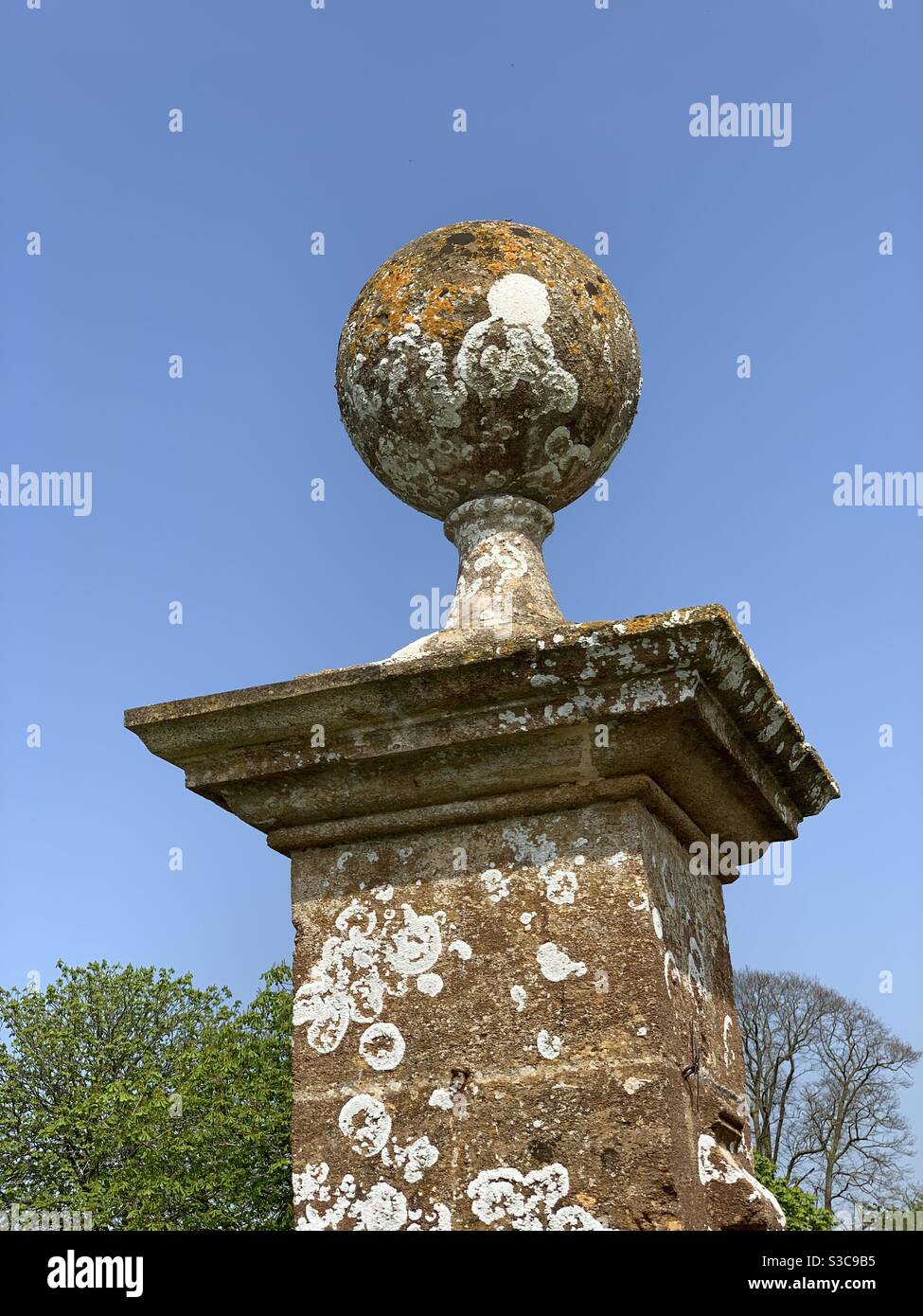 Gate post and orb hi-res stock photography and images - Alamy