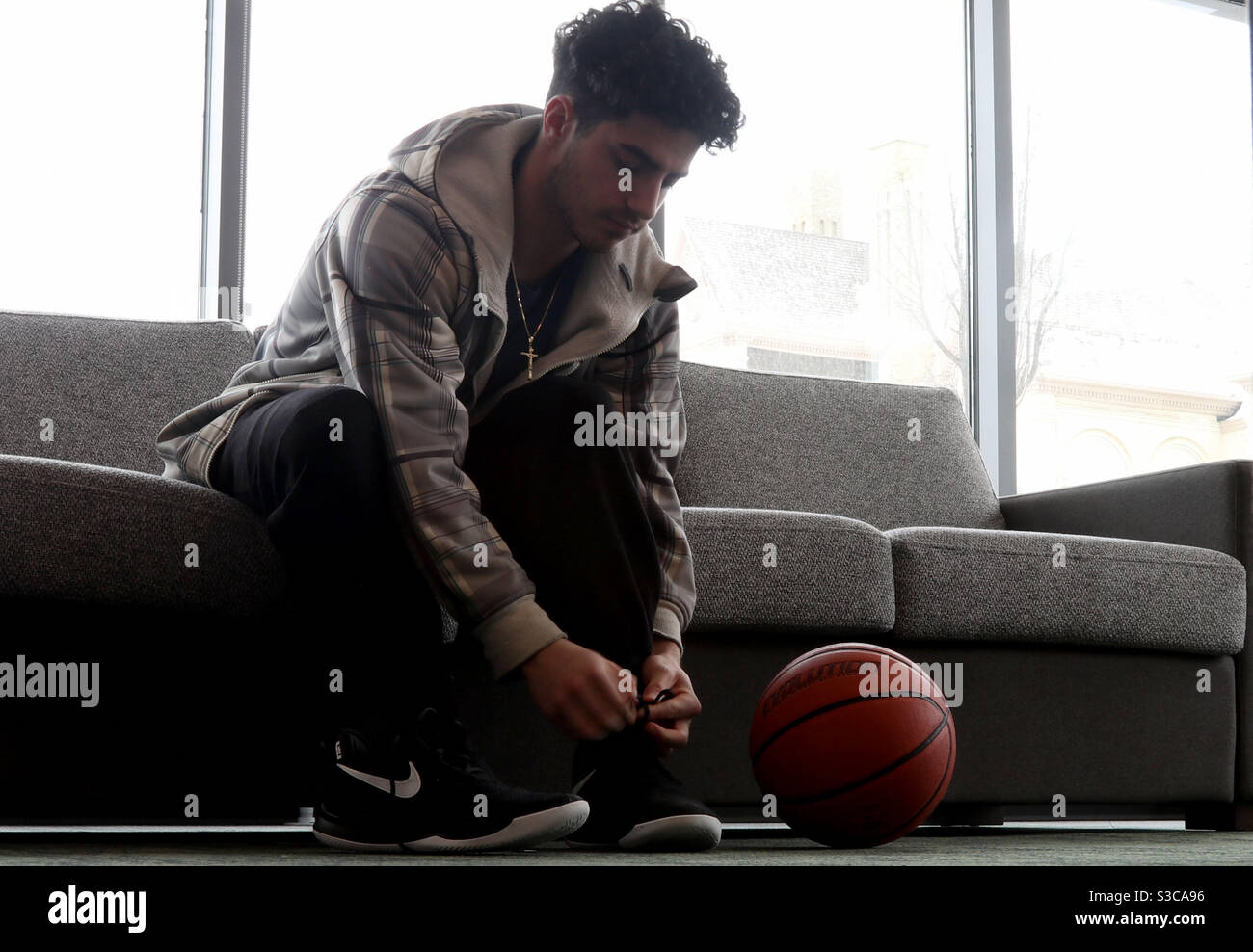 Man ready shoot basketball hi-res stock photography and images - Alamy