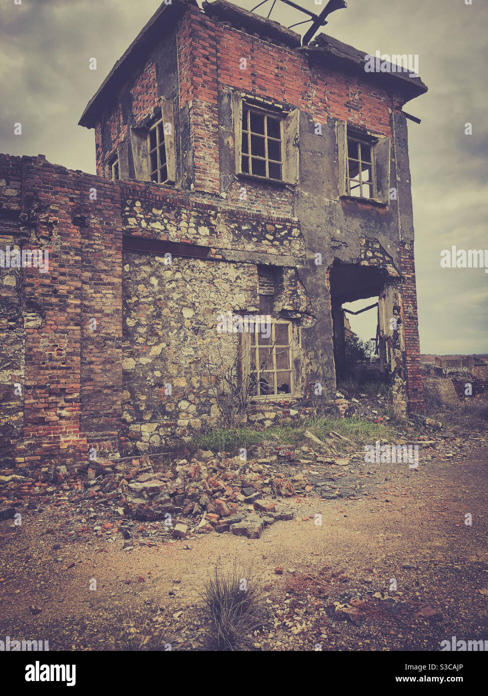 Crumbled house hi-res stock photography and images - Alamy