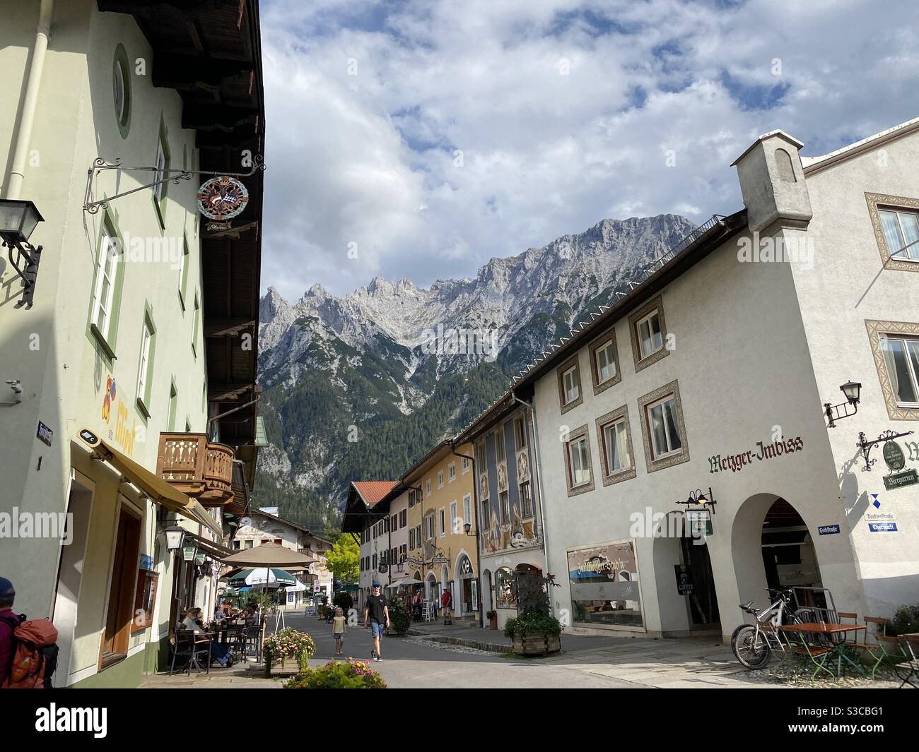 Street in German town Mittenwald with colorful traditional houses and ...