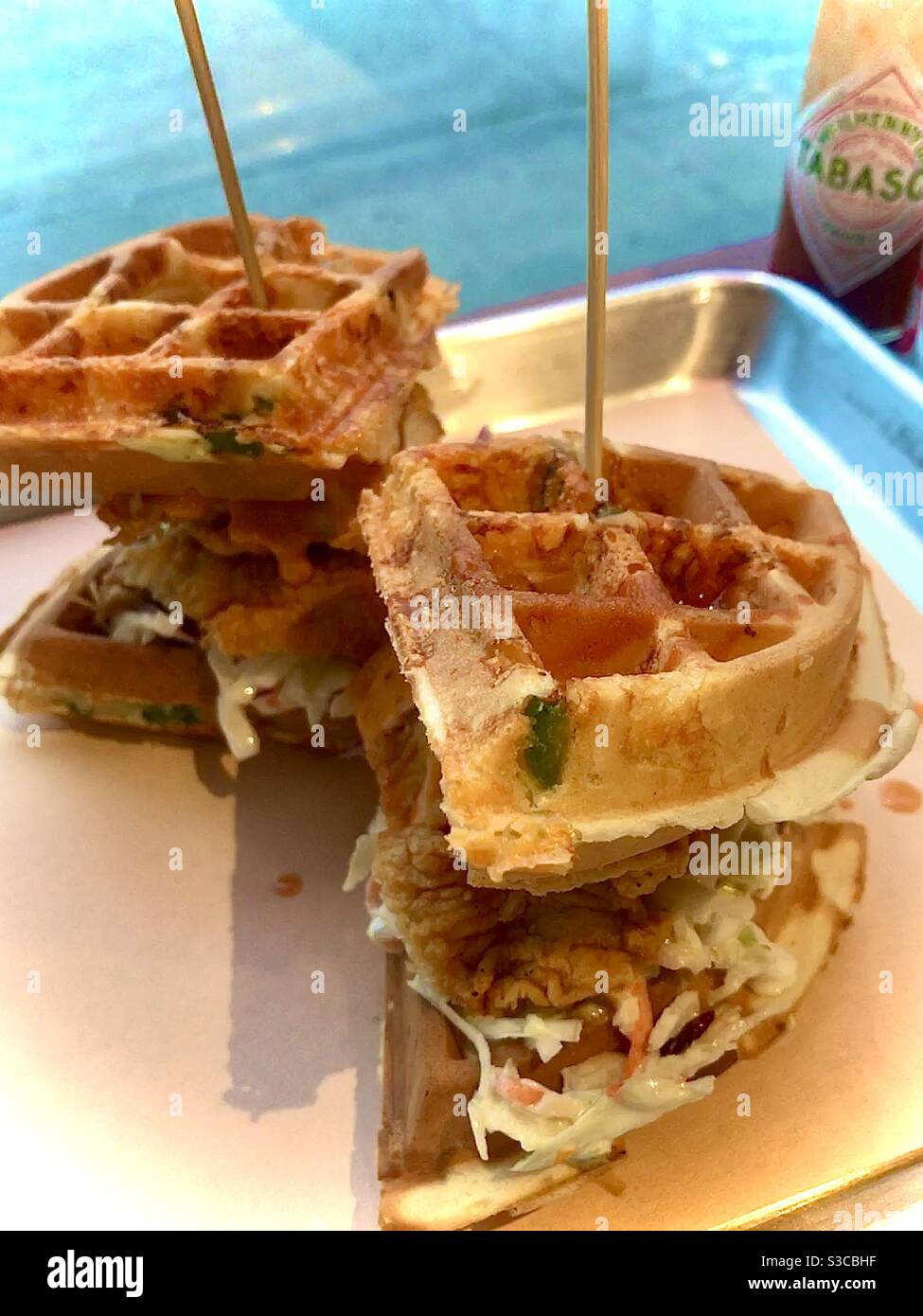 Chicken and waffles hi-res stock photography and images - Alamy