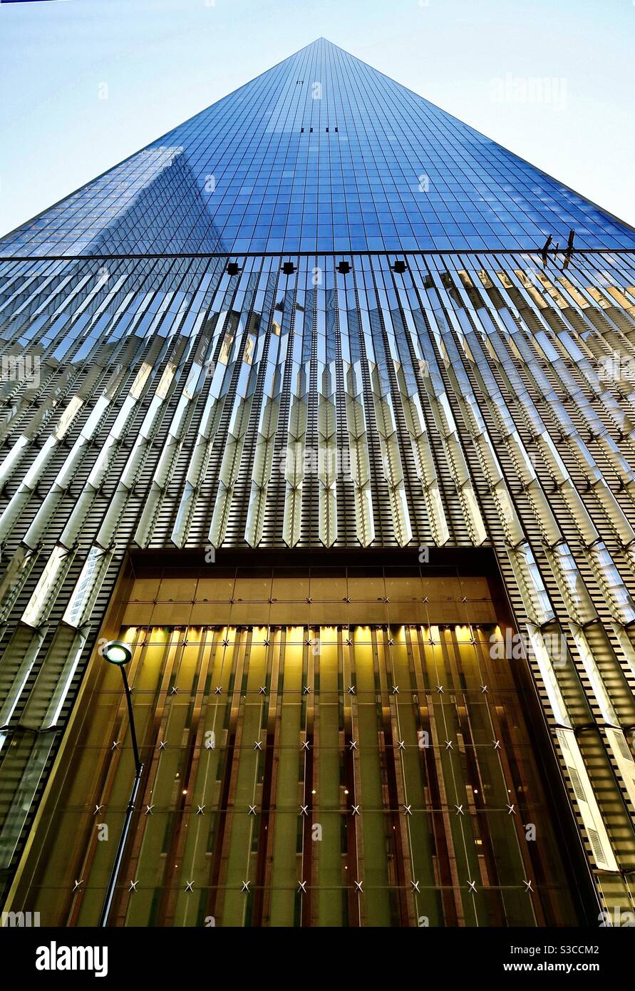 Glass skyscraper nyc hi-res stock photography and images - Alamy