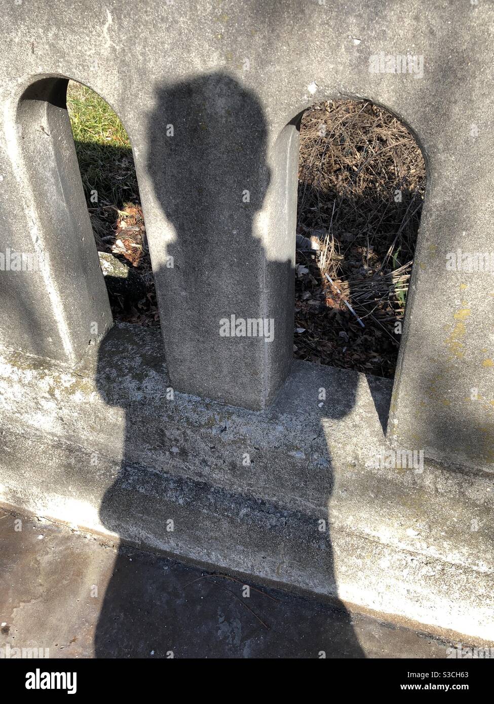 Bridge arch shadow hi-res stock photography and images - Alamy