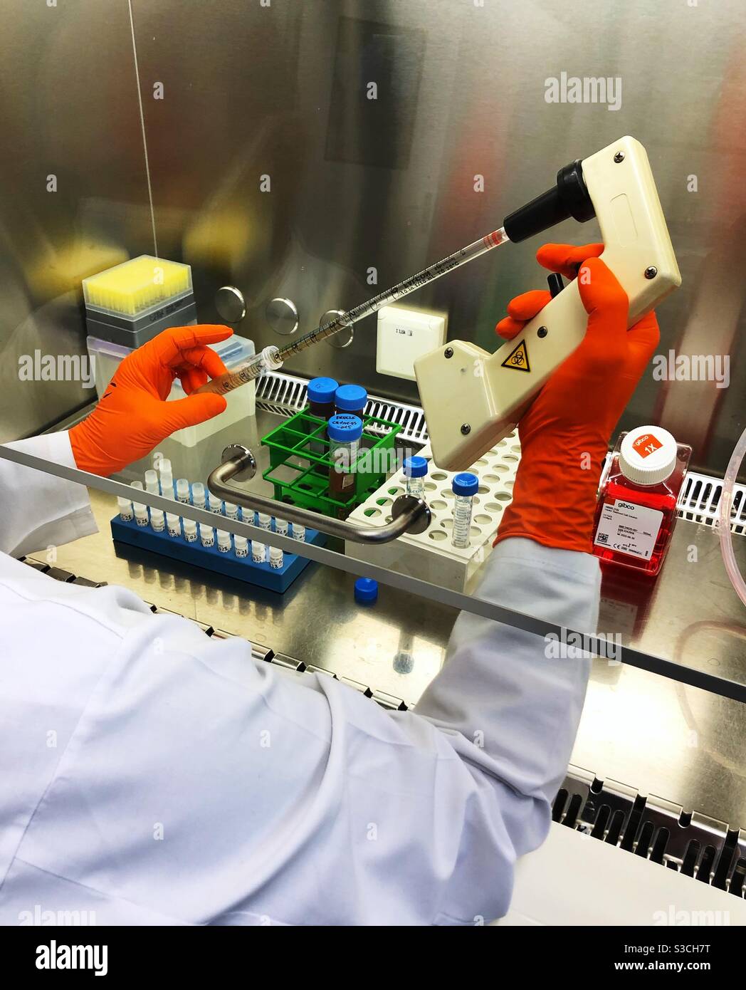 Covid laboratory hi-res stock photography and images - Alamy