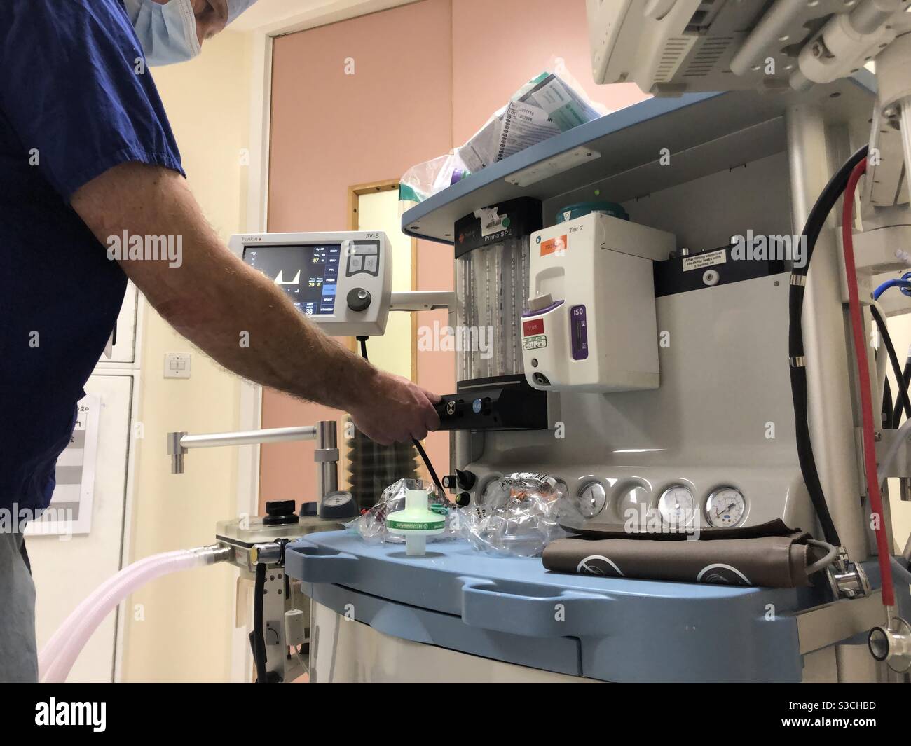 Theatre staff setting up anaesthetic machine Stock Photo - Alamy