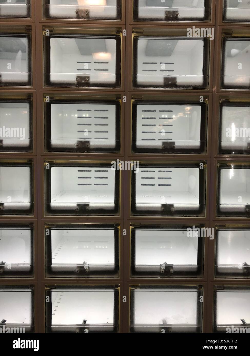 Empty vending machine hi-res stock photography and images - Alamy
