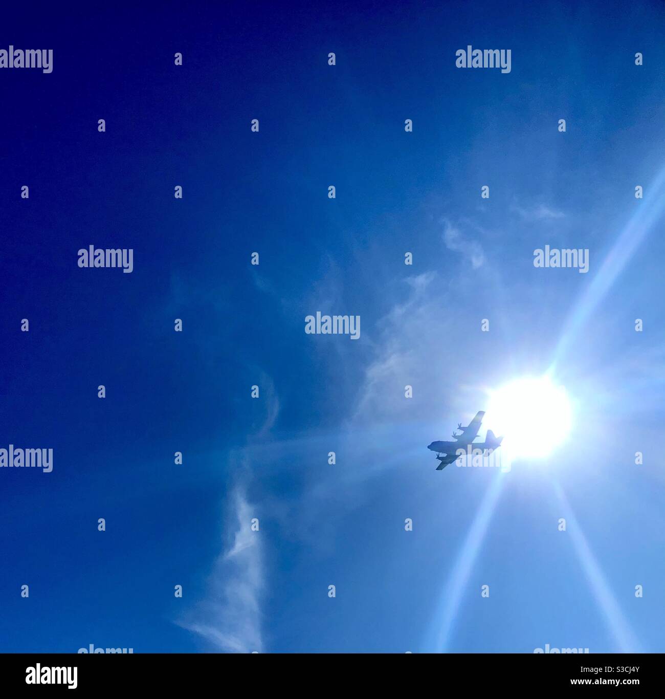 Directly overhead airplane hi-res stock photography and images - Alamy