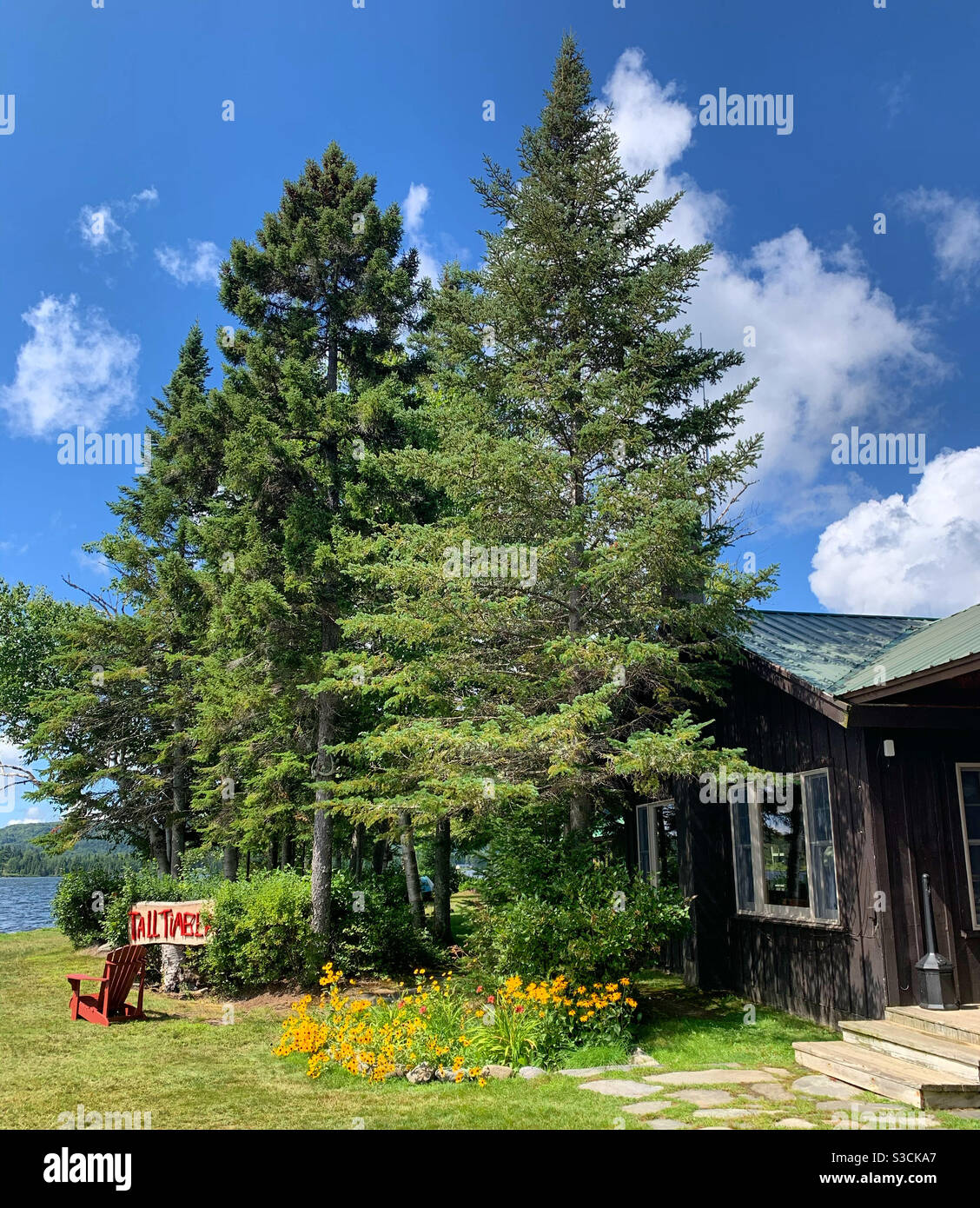 Tall timber lodge hi-res stock photography and images - Alamy