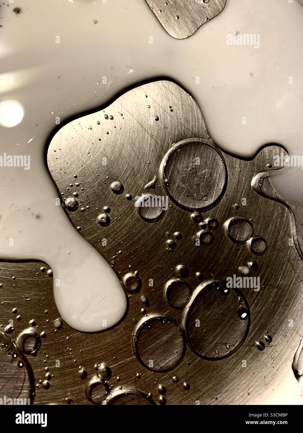Oil and water reaction hi-res stock photography and images - Alamy