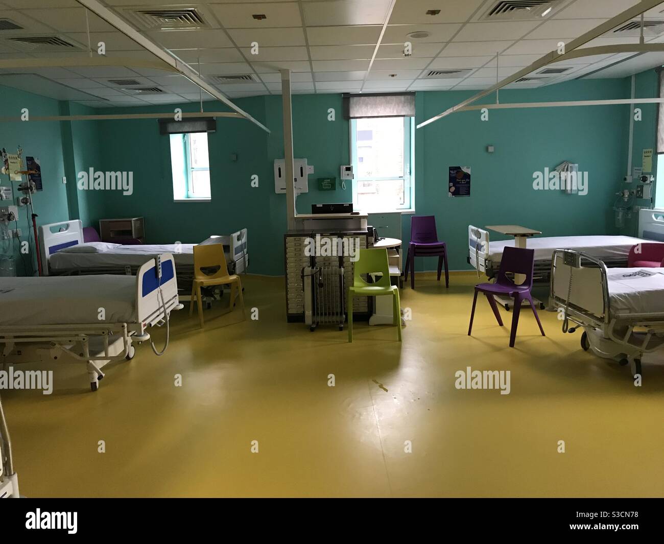 Empty hospital ward hi-res stock photography and images - Alamy
