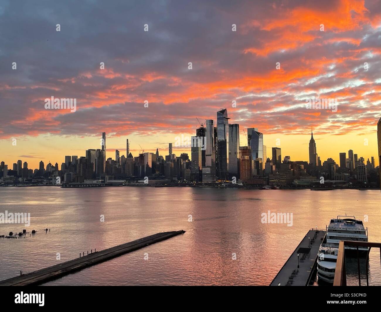 Sunrise nyc hi-res stock photography and images - Alamy