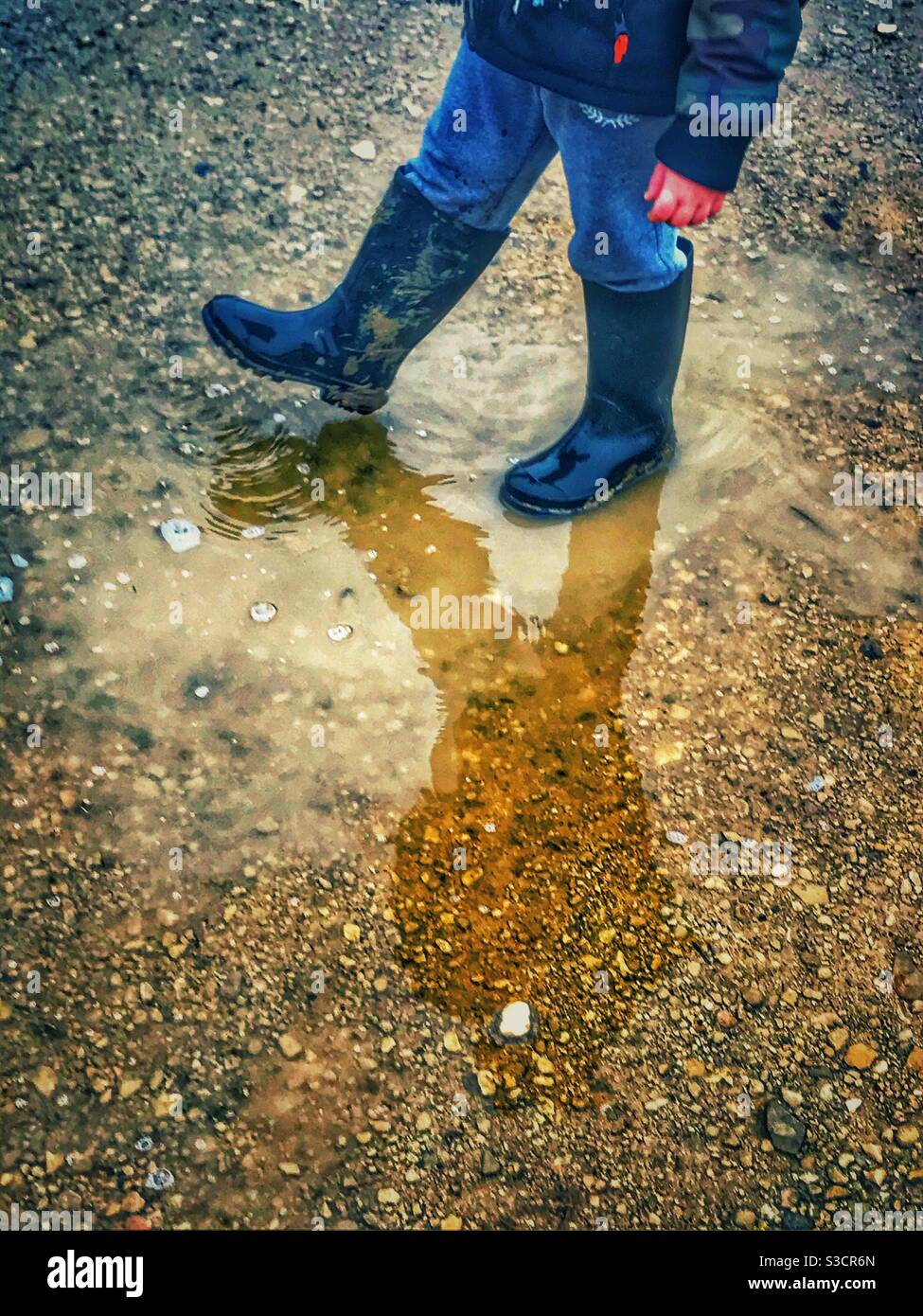 Child in puddle hi-res stock photography and images - Alamy
