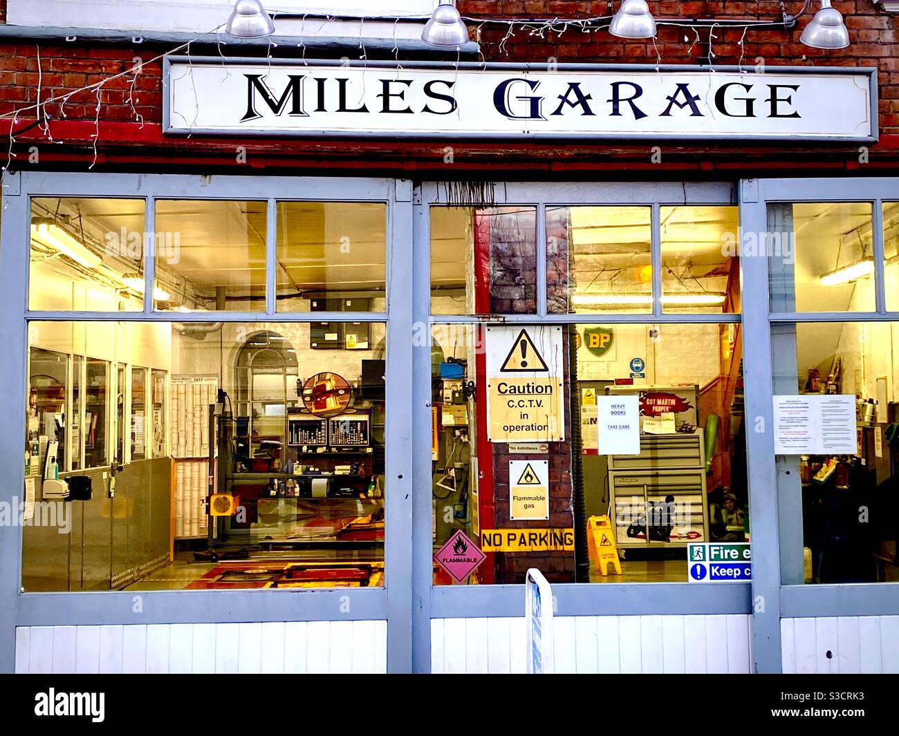 Family run garage hi-res stock photography and images - Alamy