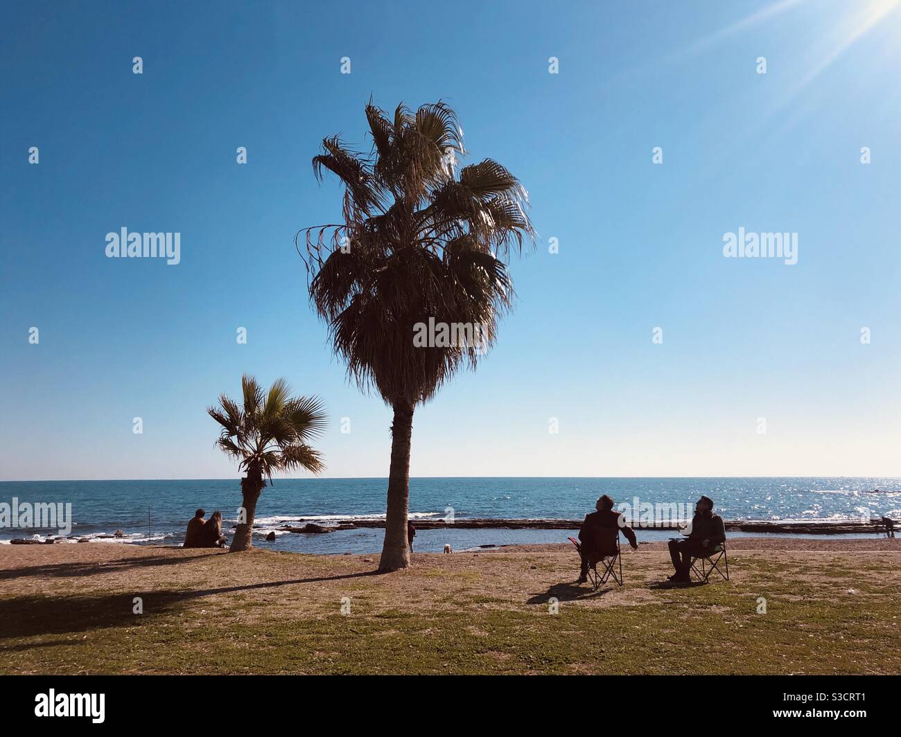 People sitting by the sea hi-res stock photography and images - Alamy