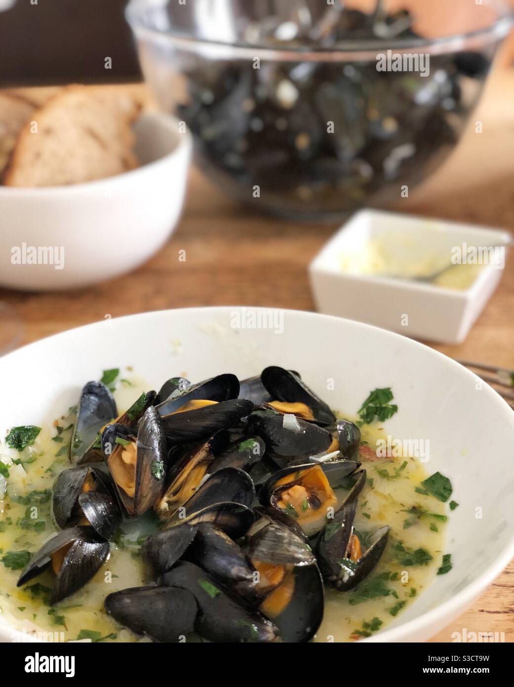 Moules mariniere, mussels in white wine Stock Photo - Alamy
