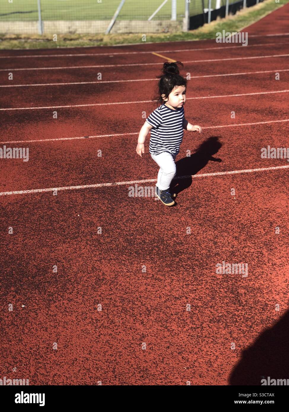 Running toddler and girl hi-res stock photography and images - Alamy