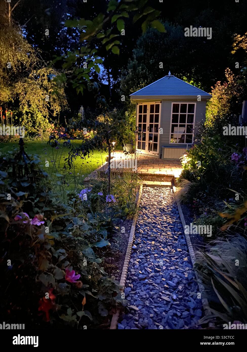 Garden at night Stock Photo - Alamy