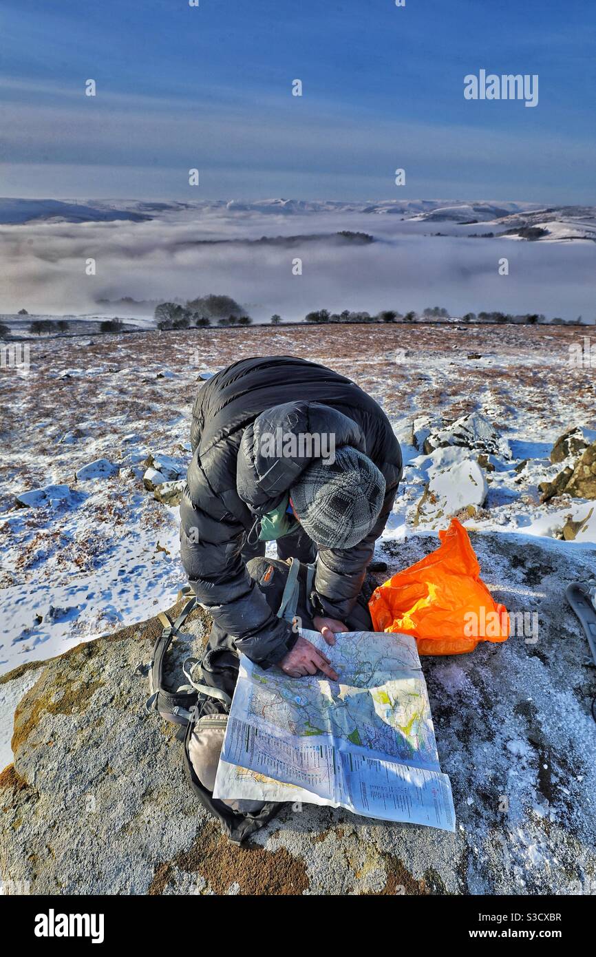 Reading a map Stock Photo - Alamy