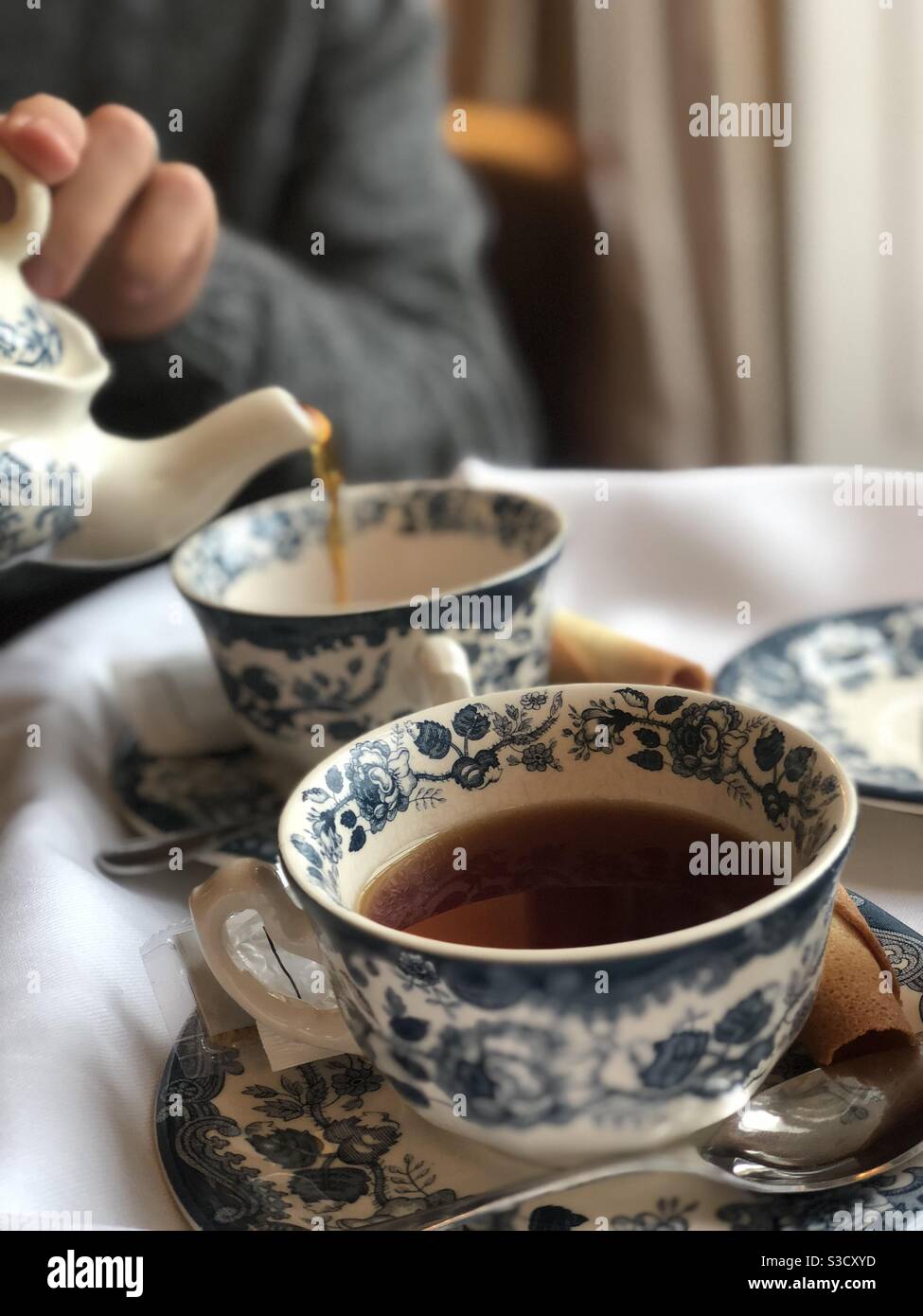 Pouring tea in cups Stock Photo - Alamy