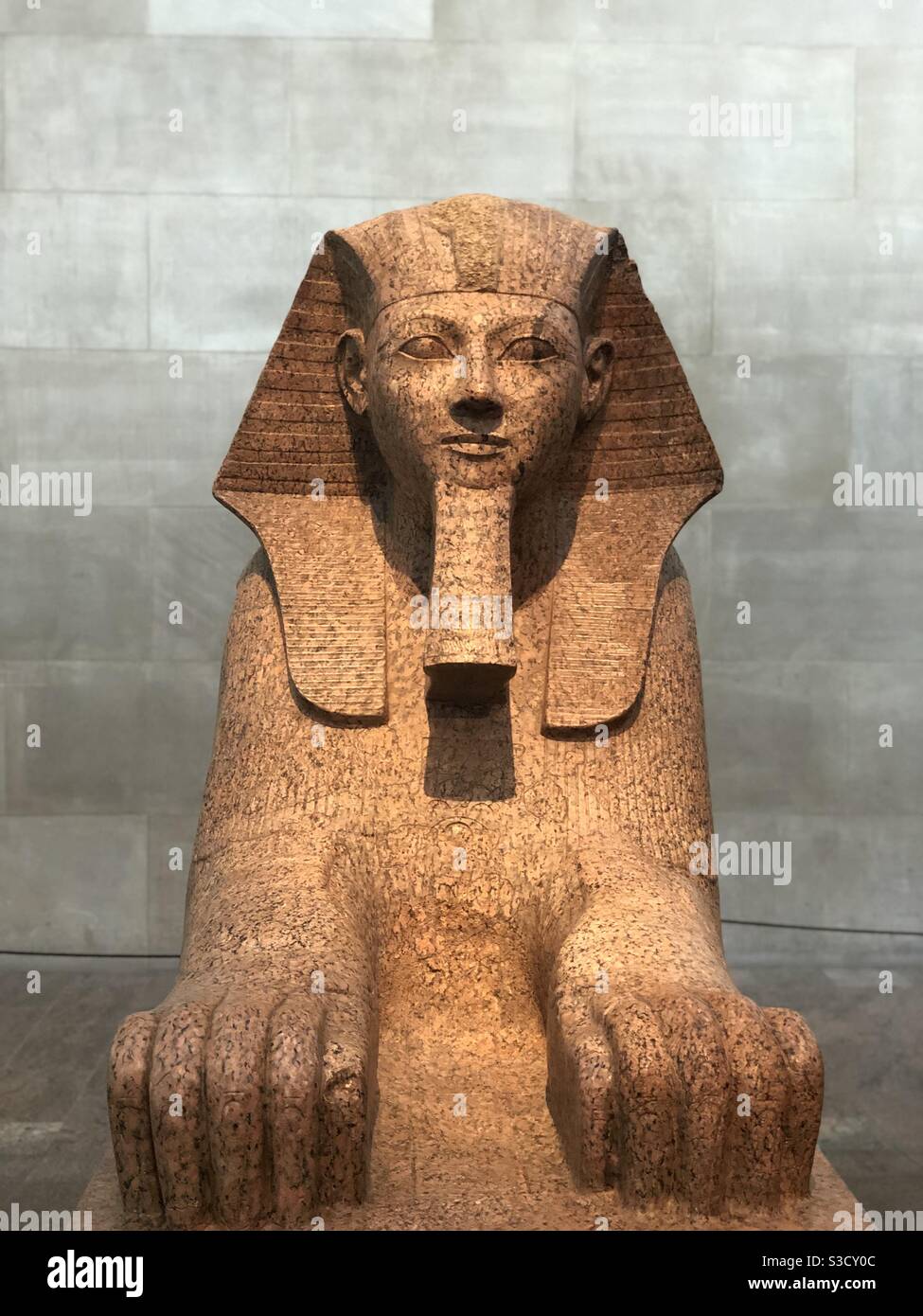 Egyptian sphinx statue hi-res stock photography and images - Alamy
