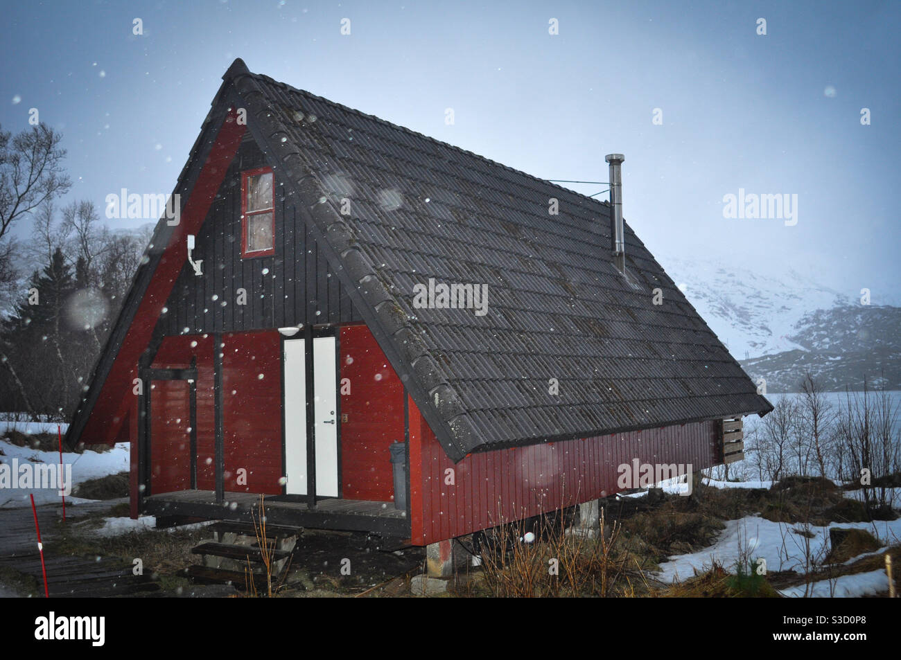 Traditional red cabin on a lake in Svolvaer, Lofoten, Norway Stock ...
