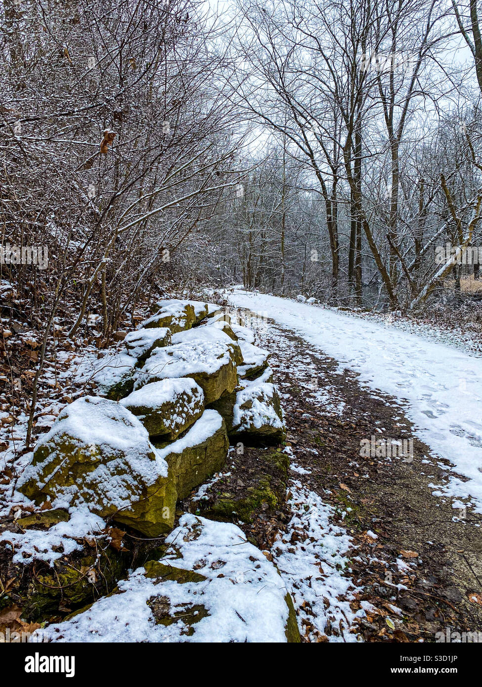 Snow covered rock wall hi-res stock photography and images - Alamy