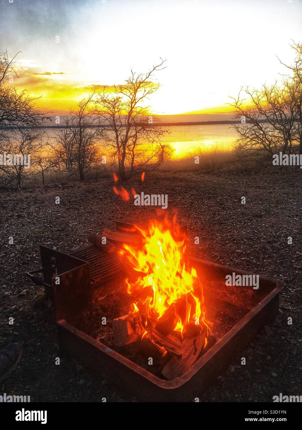 Camp lake fire hi-res stock photography and images - Alamy
