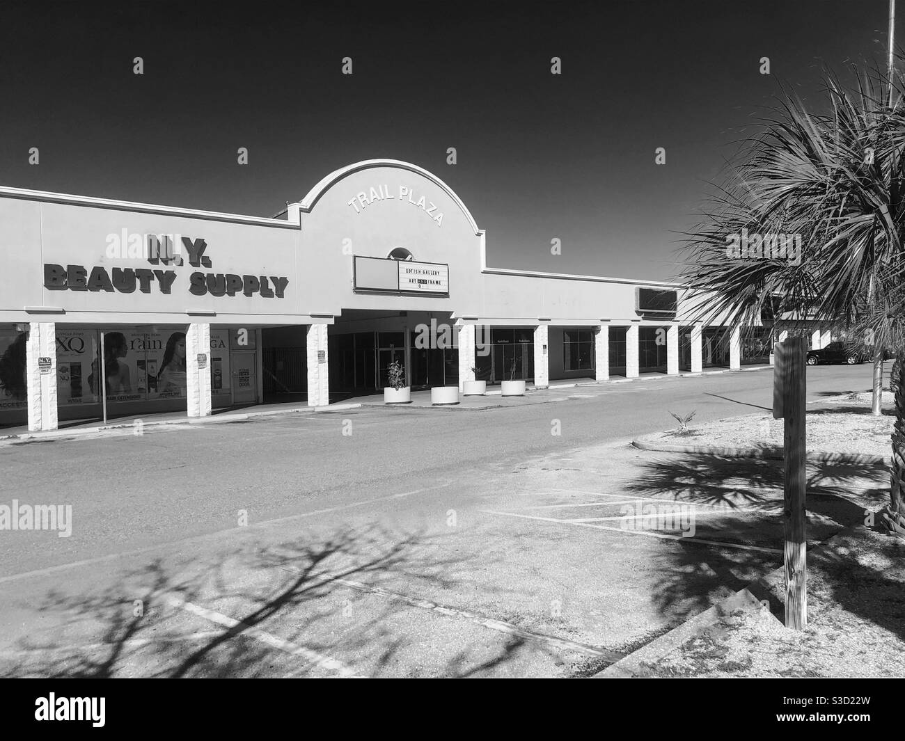 Abandoned Strip Mall High Resolution Stock Photography and Images - Alamy
