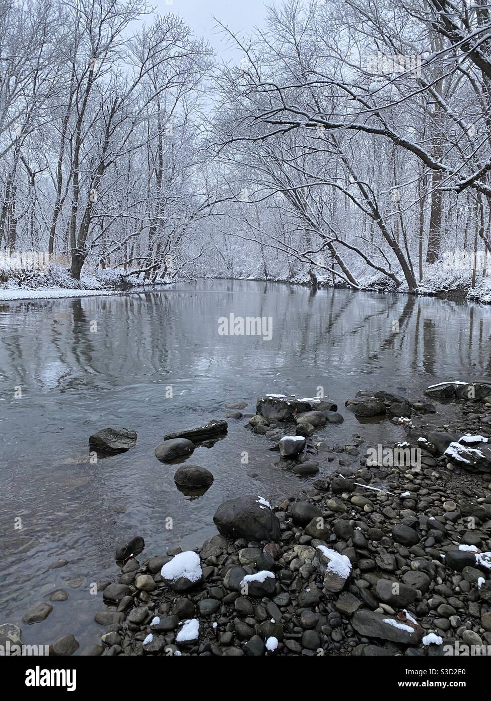 Snowy riverbank hi-res stock photography and images - Alamy