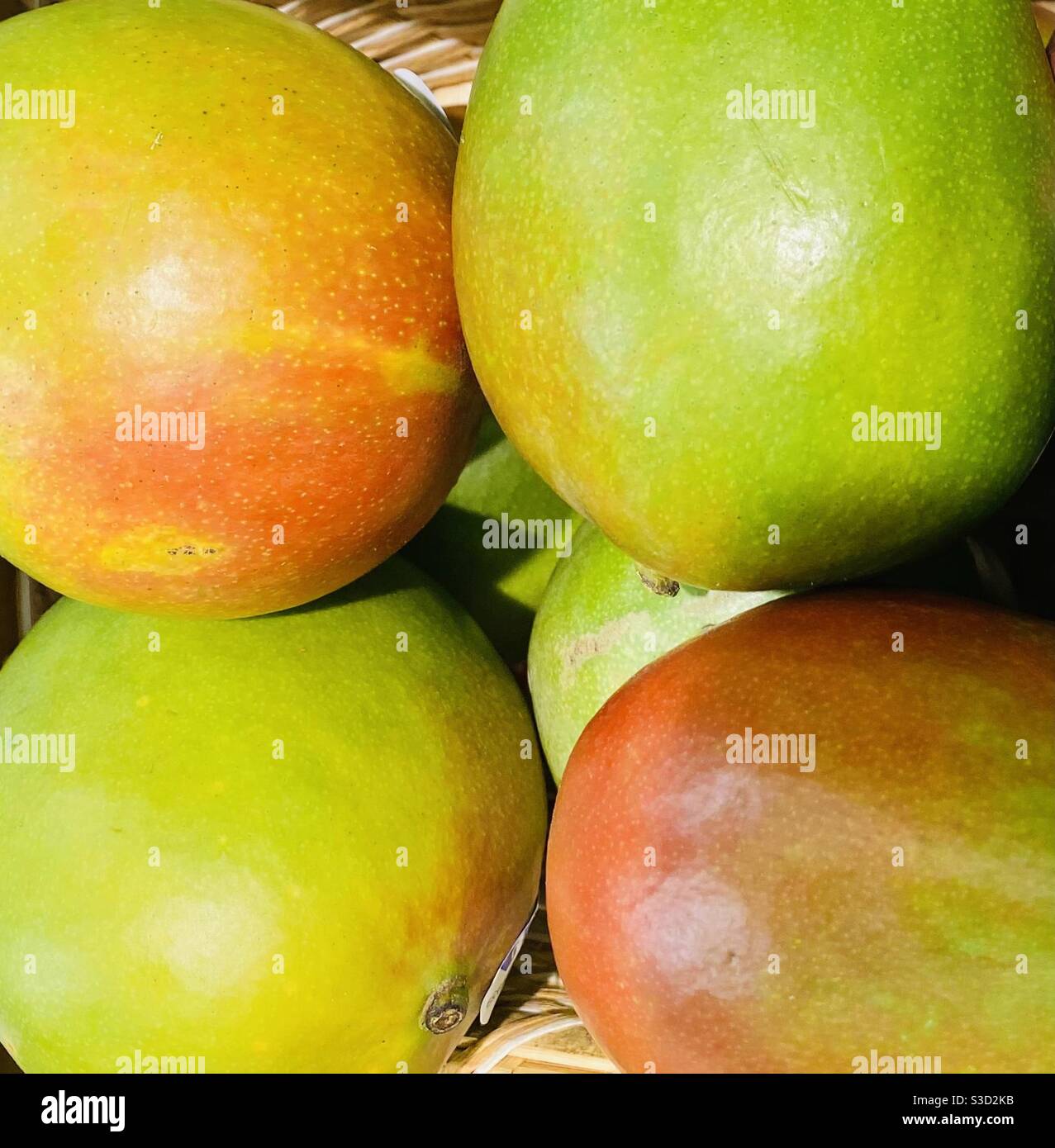 Mangoes basket hi-res stock photography and images - Alamy