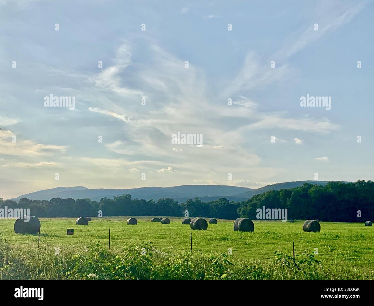 Hay bale large hi-res stock photography and images - Alamy