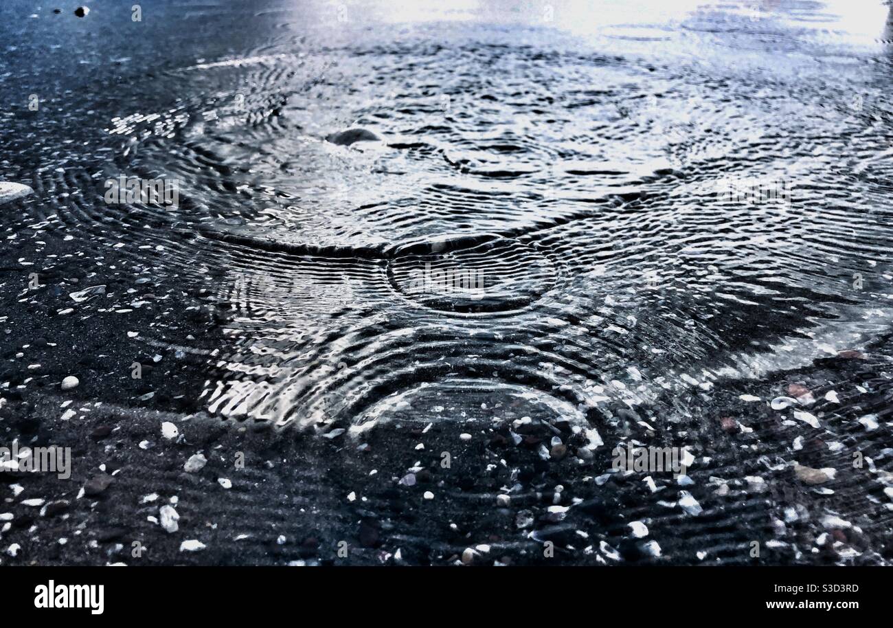 Water ripples hi-res stock photography and images - Alamy