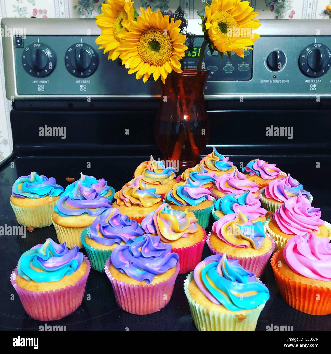 Tye dye flowers hi-res stock photography and images - Alamy