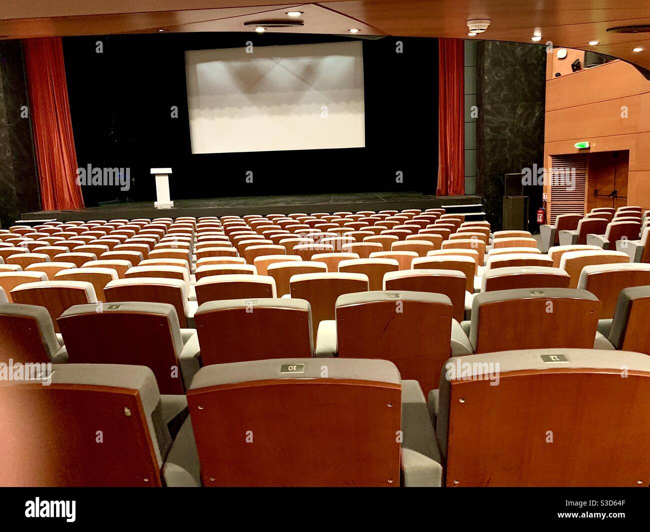 Empty theatre hall hi-res stock photography and images - Alamy